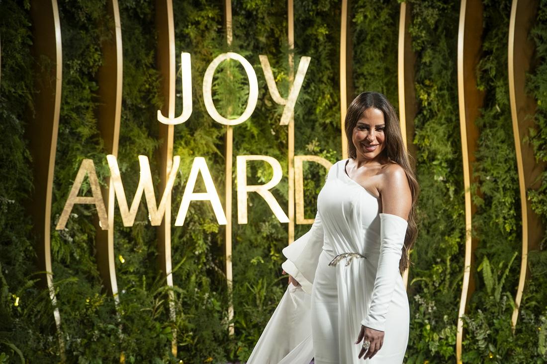 ريم مصطفى تتألق بالأبيض في حفل 2024 joy awards بالسعودية | مجلة الجميلة
